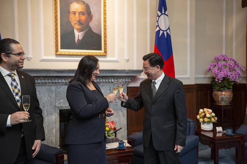 Credentials of new ambassadors to the ROC