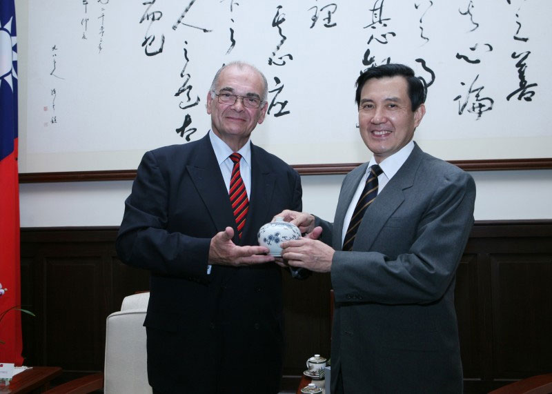 President Ma Meets International Baseball Federation Secretary General ...